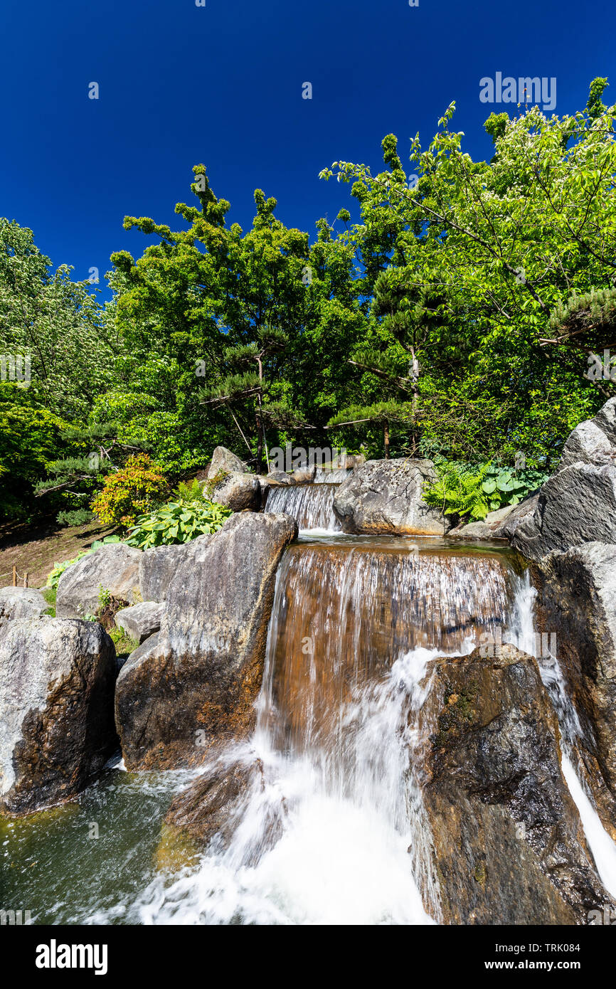 Waterfall japanese garden foliage hi-res stock photography and images ...