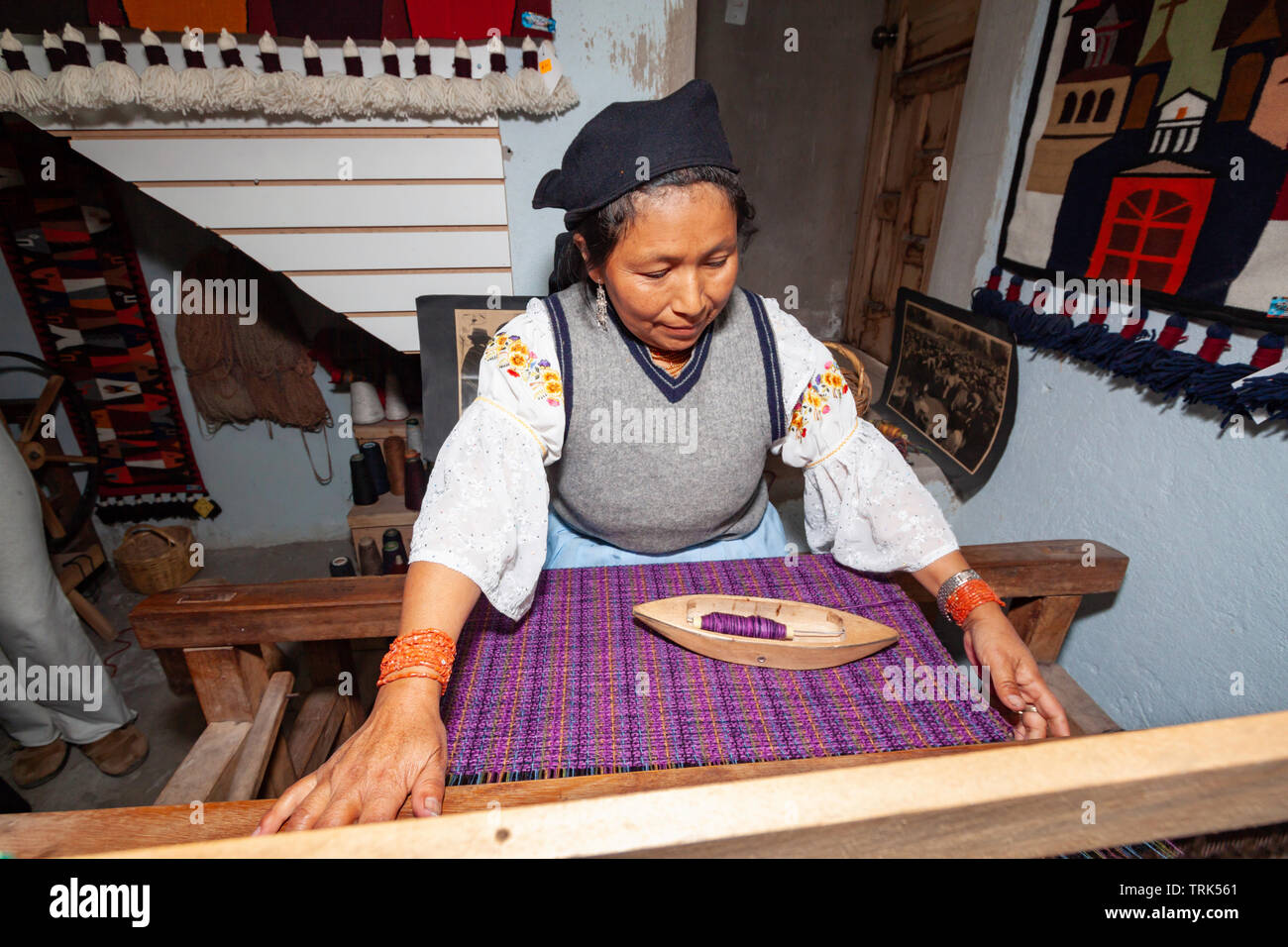 Native american man weaving hi-res stock photography and images - Alamy
