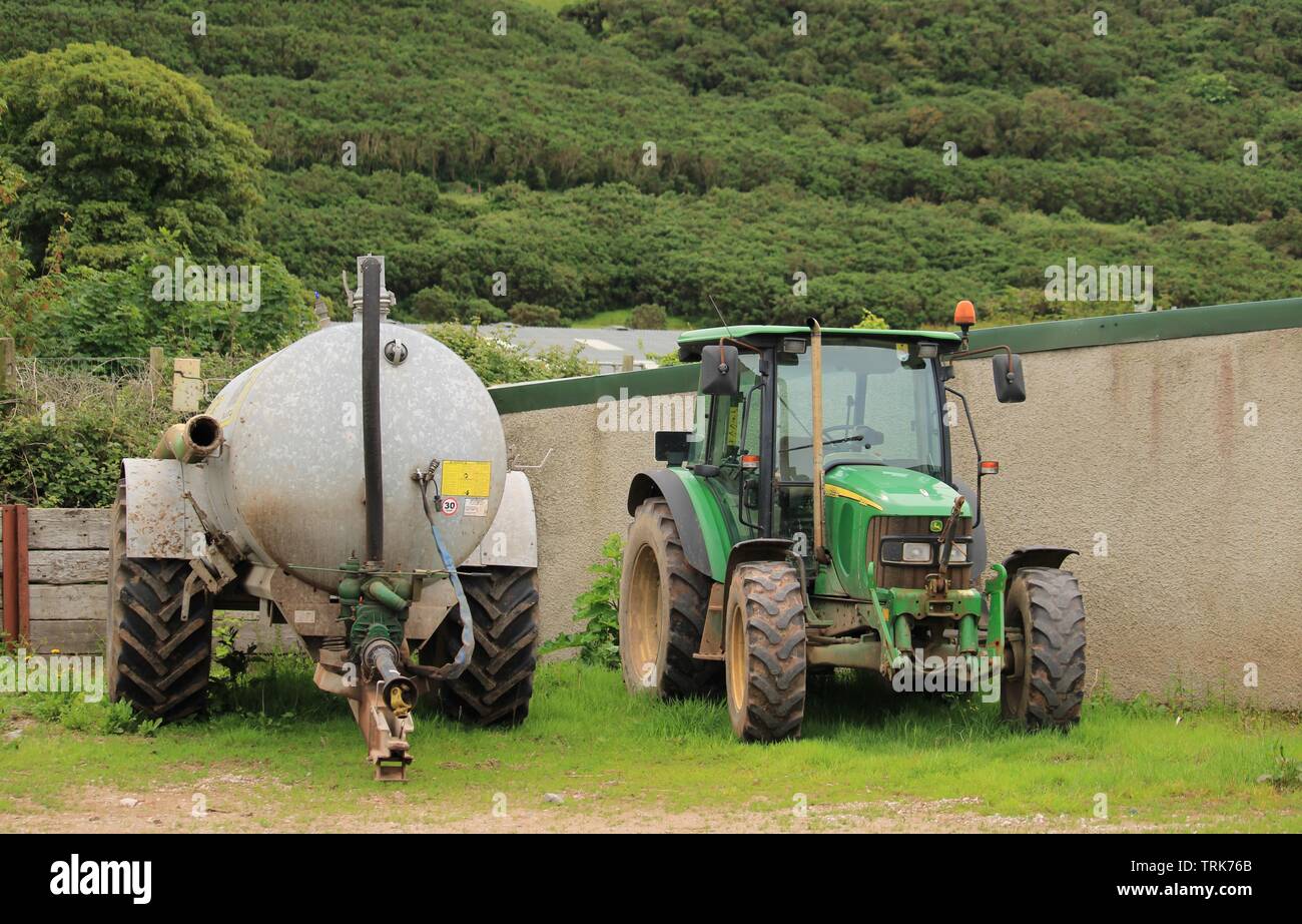 Farmyard tractors hi-res stock photography and images - Alamy
