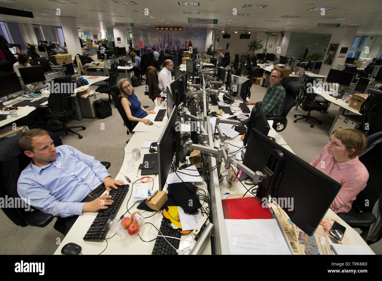 News editors hi-res stock photography and images - Alamy