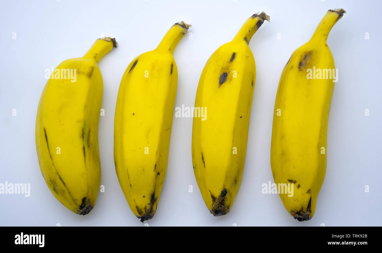 patterned row of short ripe bananas Stock Photo - Alamy