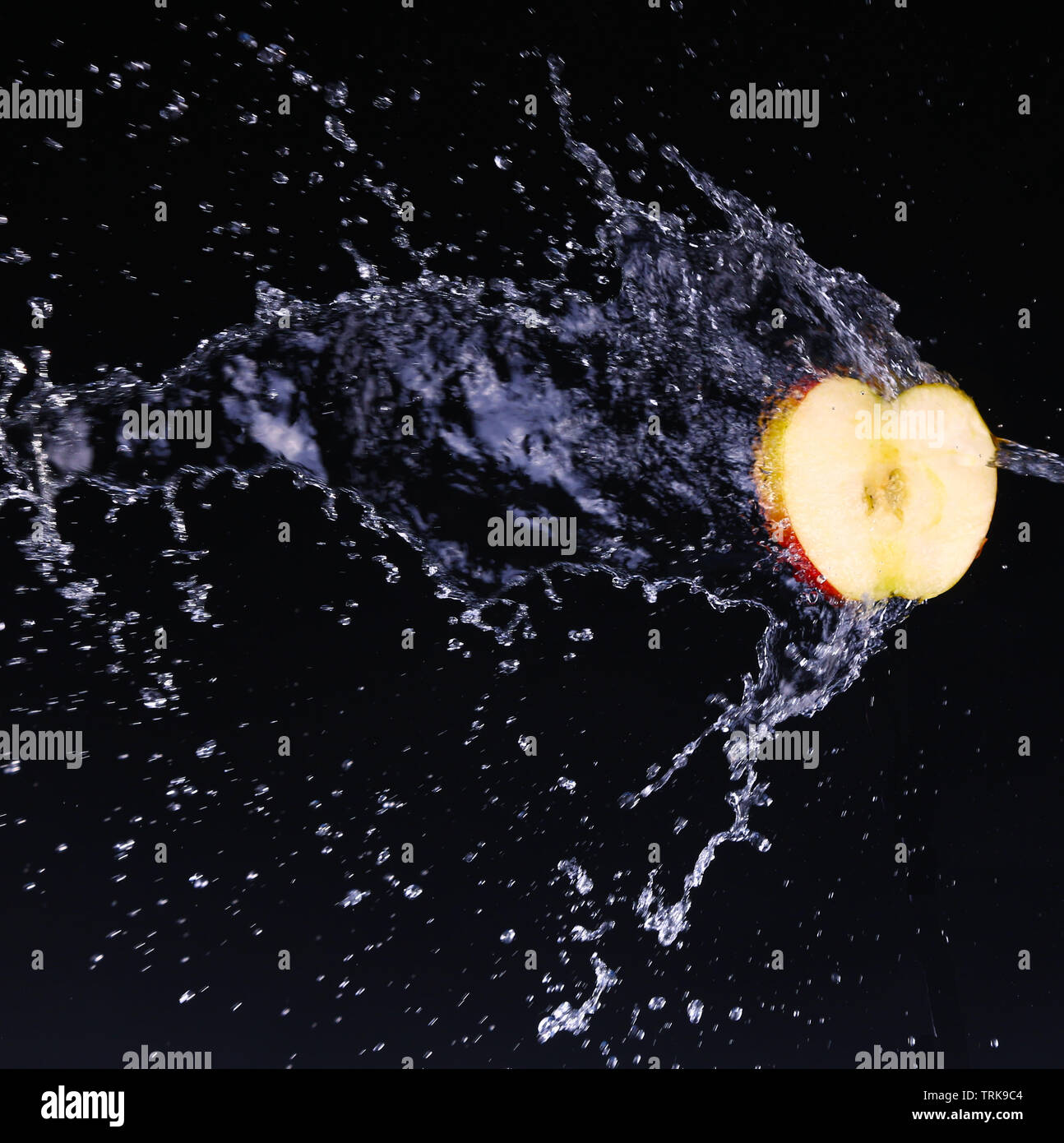 apple in water Stock Photo - Alamy