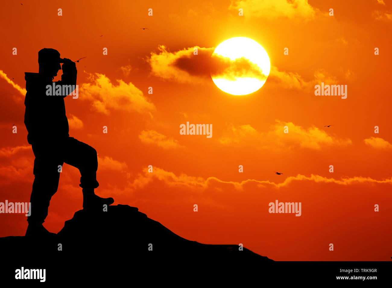 Silhouette of soldier with rifle against a sunset Stock Photo - Alamy