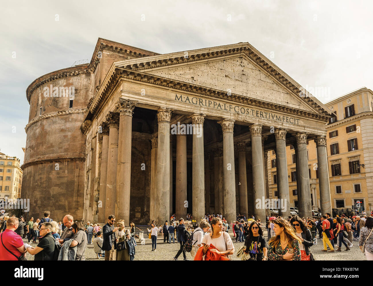 crowd of tourists at the Pantheon in Rome Stock Photo - Alamy