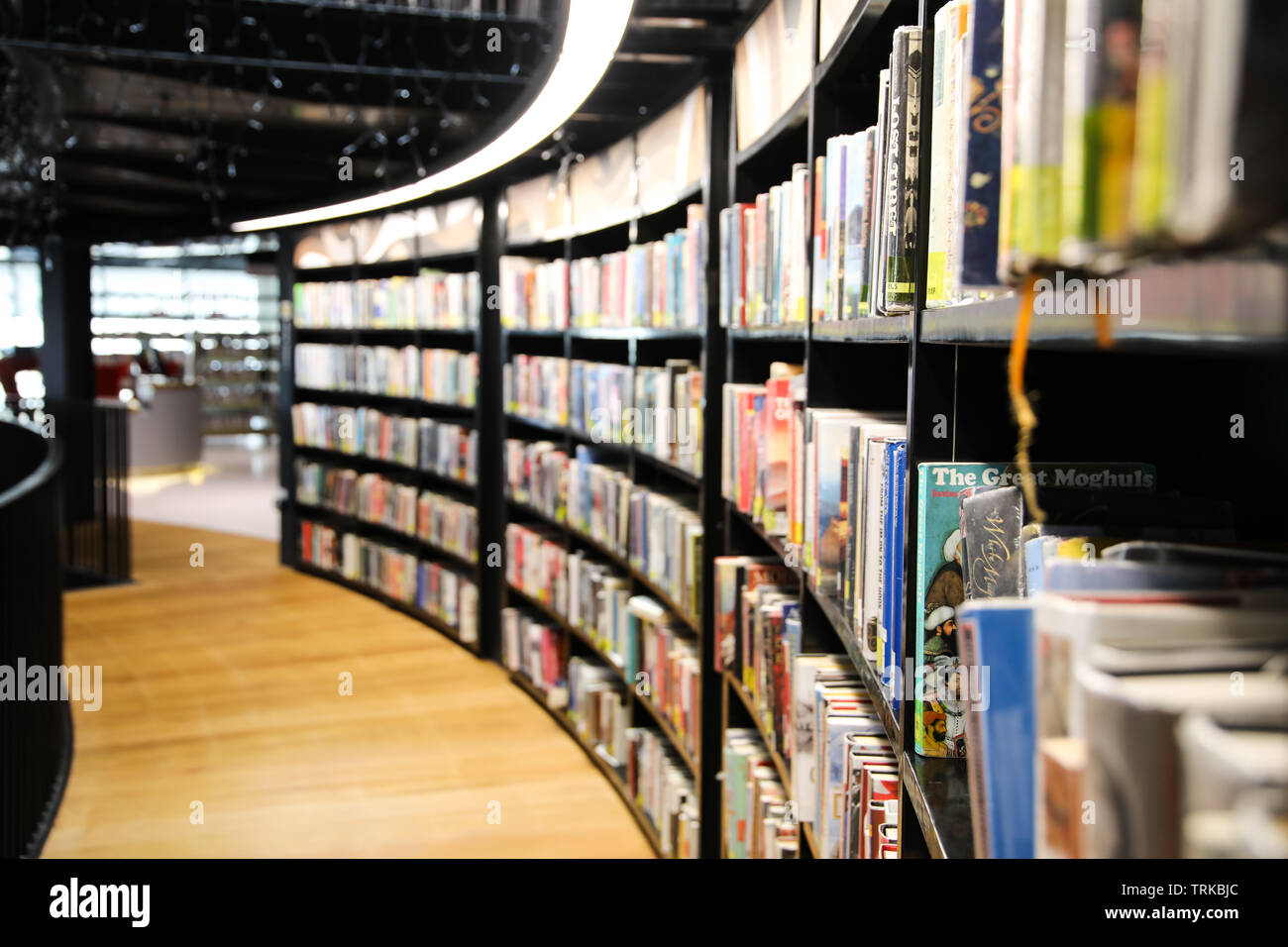 Curved Bookshelf in the Library of Birmingham Stock Photo - Alamy