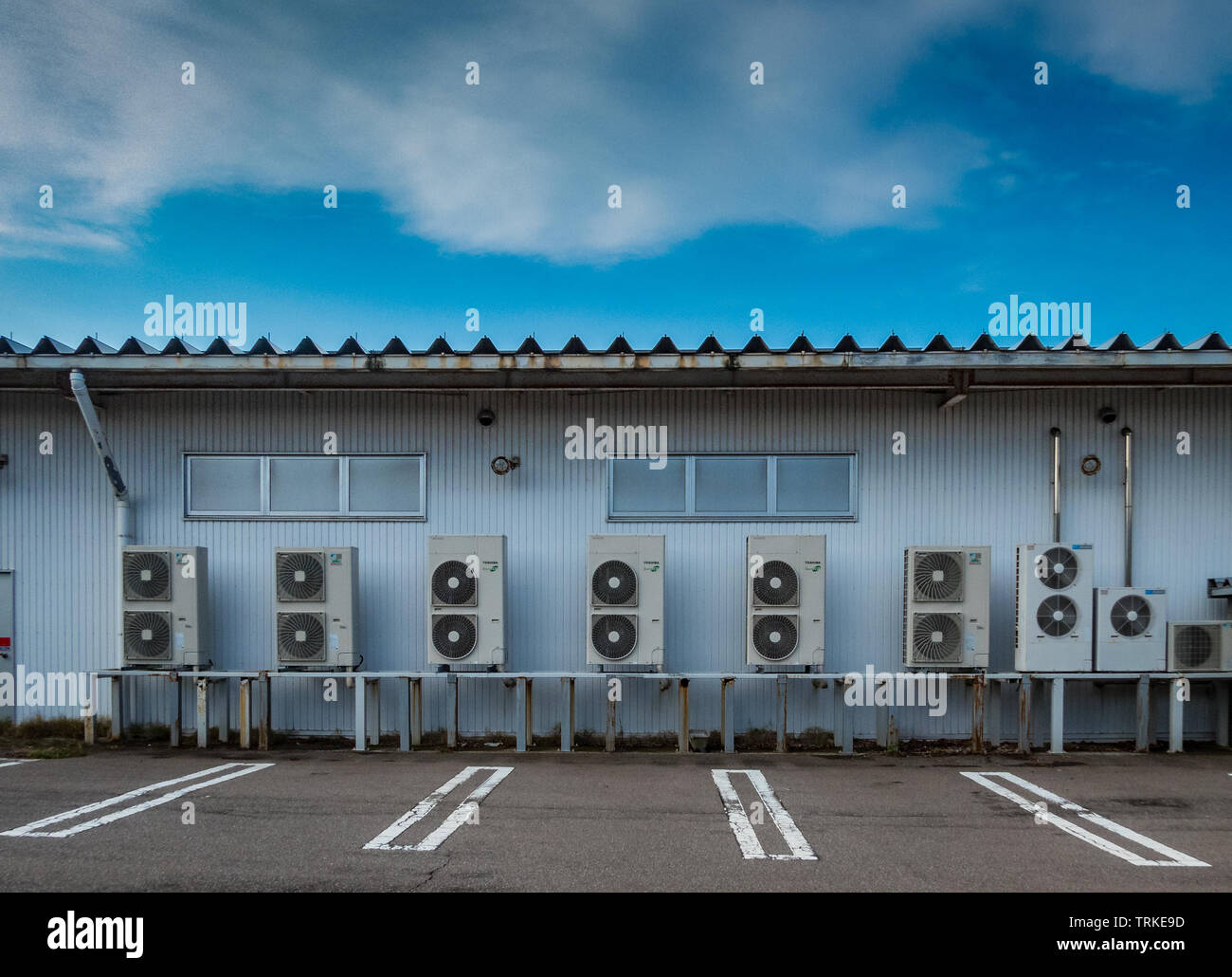 Air conditioning units asia hi-res stock photography and images - Alamy