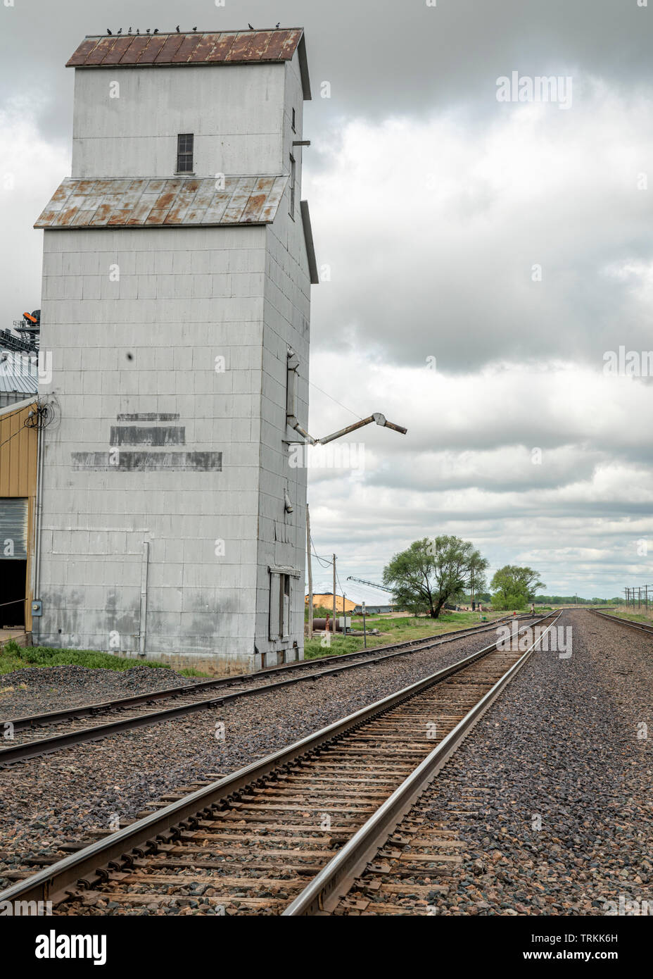 Grain silo railroad tracks hi-res stock photography and images - Alamy