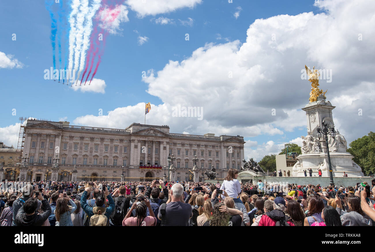 London, UK. 08th June, 2019. Red Arrows fly over Buckingham Palace ...