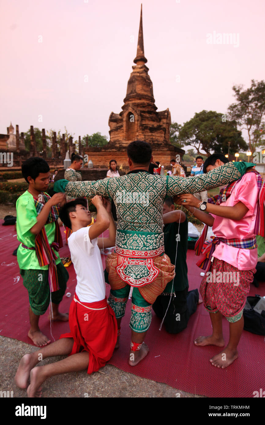 traditional thai dancers at the Wat Sa Si Temple at the Si Satchanalai ...