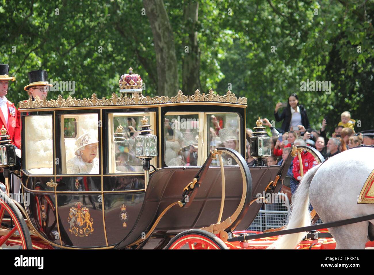 Queen elizabeth alone hi-res stock photography and images - Alamy