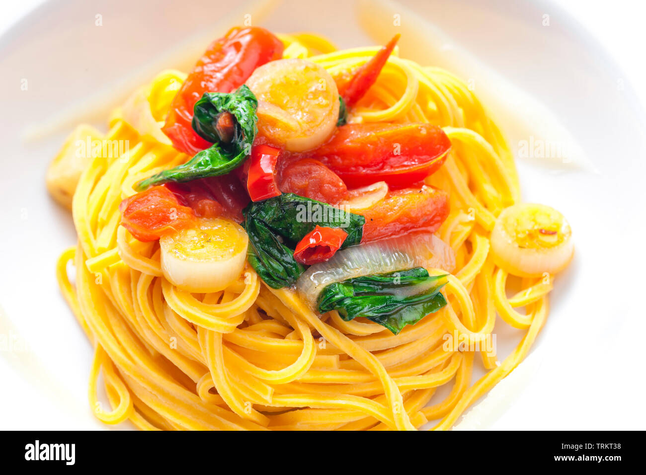 spaghetti with chilli tomatoes and spinach Stock Photo - Alamy