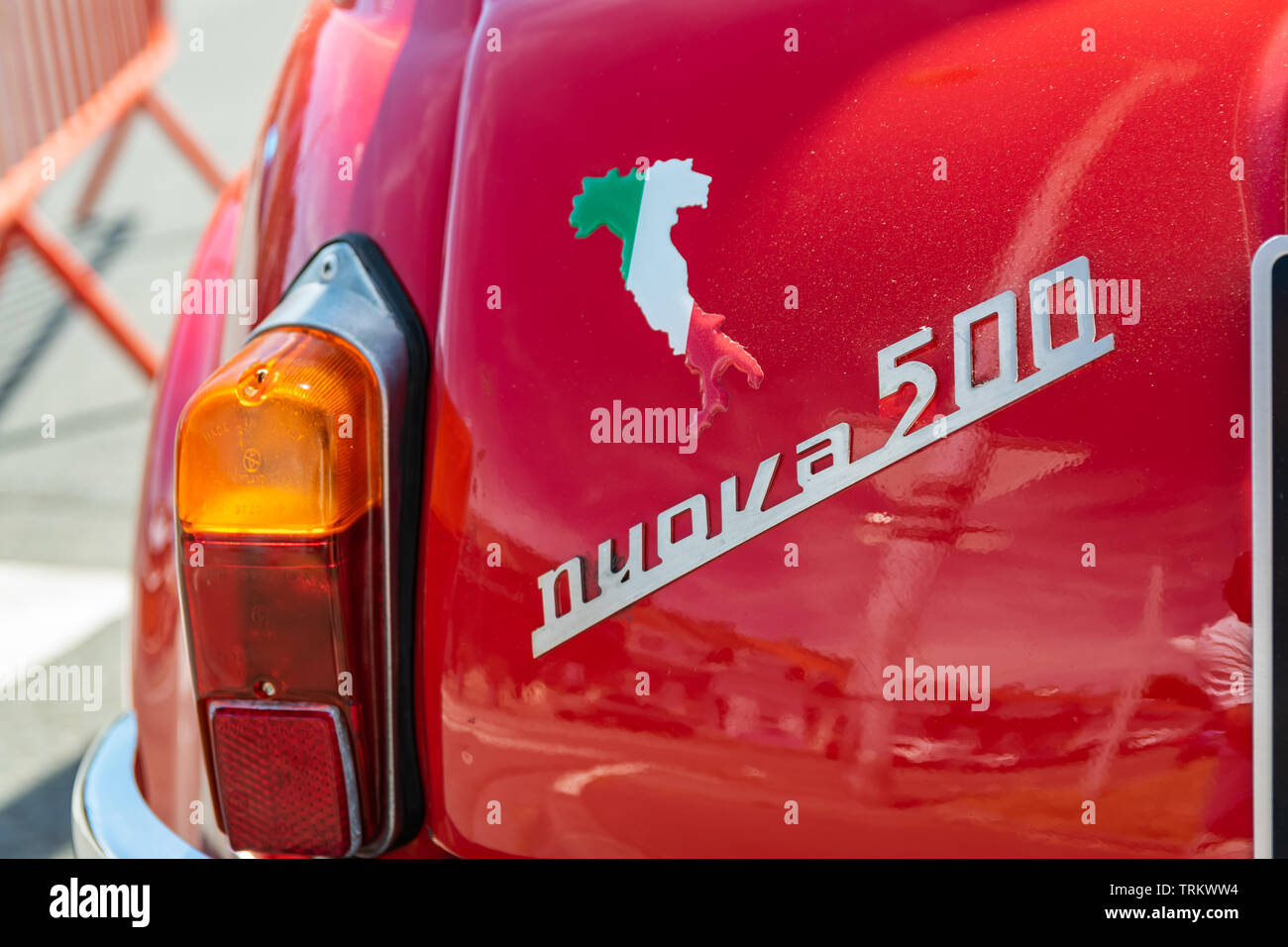 Fiat 500 logo hi-res stock photography and images - Alamy
