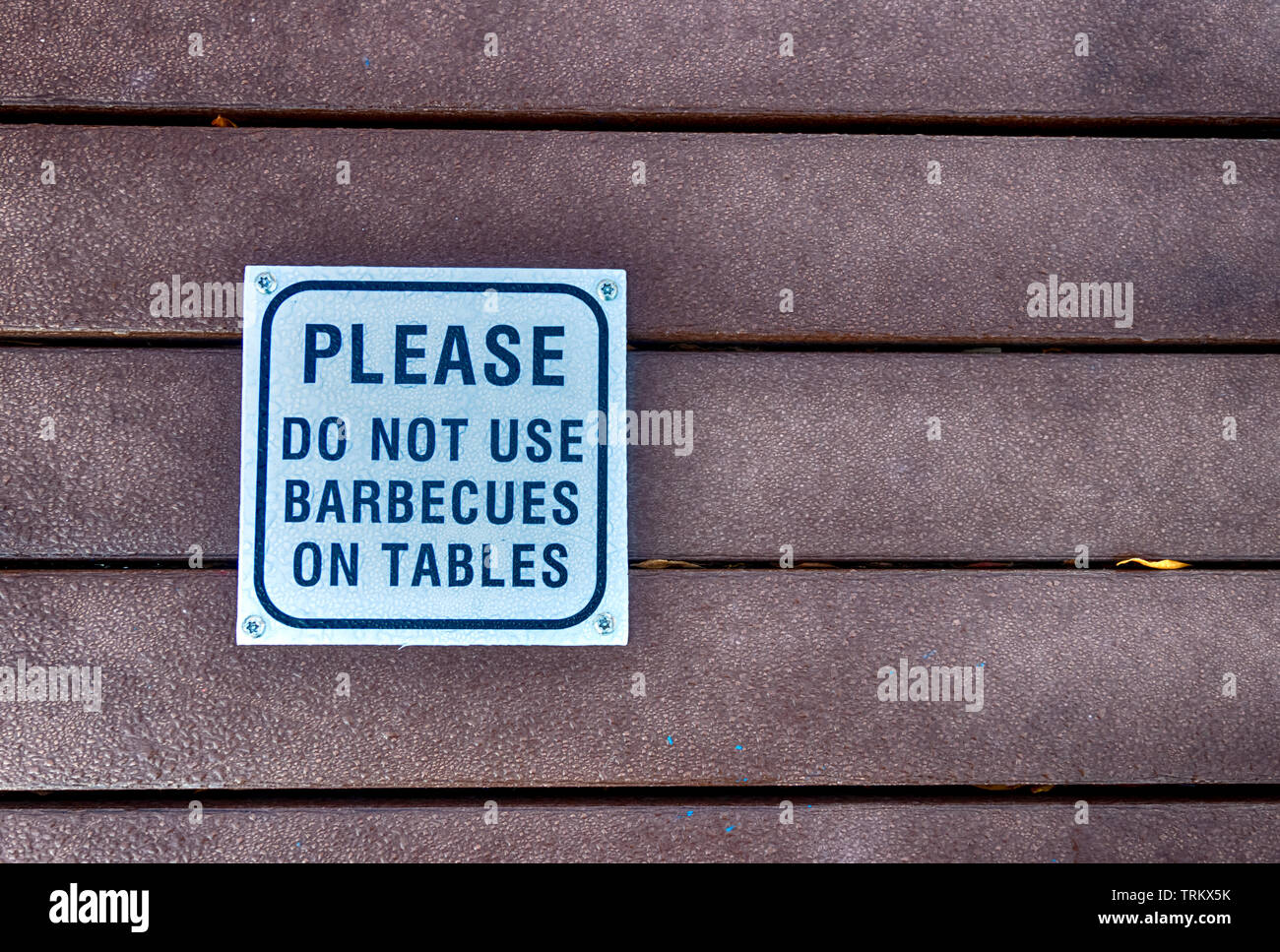 Please do not use barbeques on the table sign on a picnic bench Stock ...