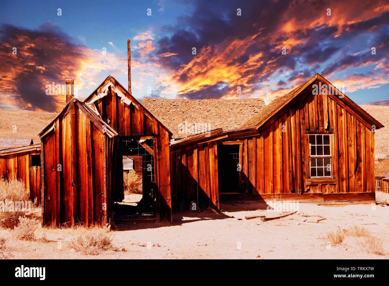 old wooden abandoned house in the desert at sunset Stock Photo - Alamy