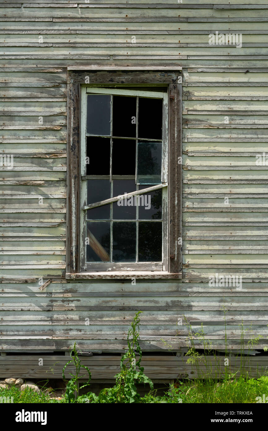 Busted window on old weathered farmhouse Stock Photo - Alamy