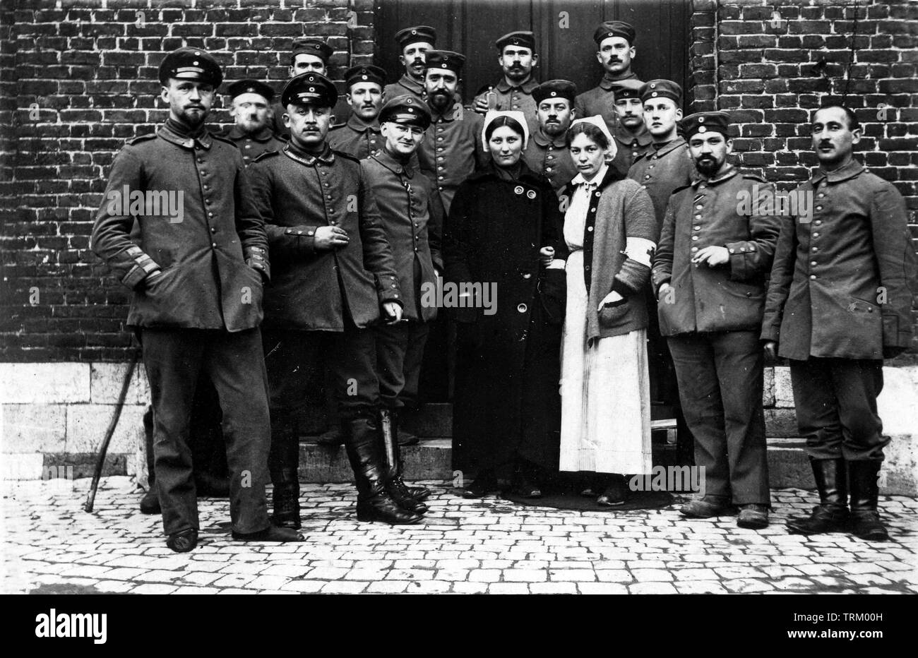 WW1 German Military with two Nurses outside building, posed Stock Photo ...