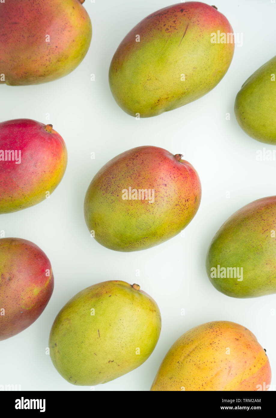 horizontal pattern of rows of colorful mangoes Stock Photo - Alamy