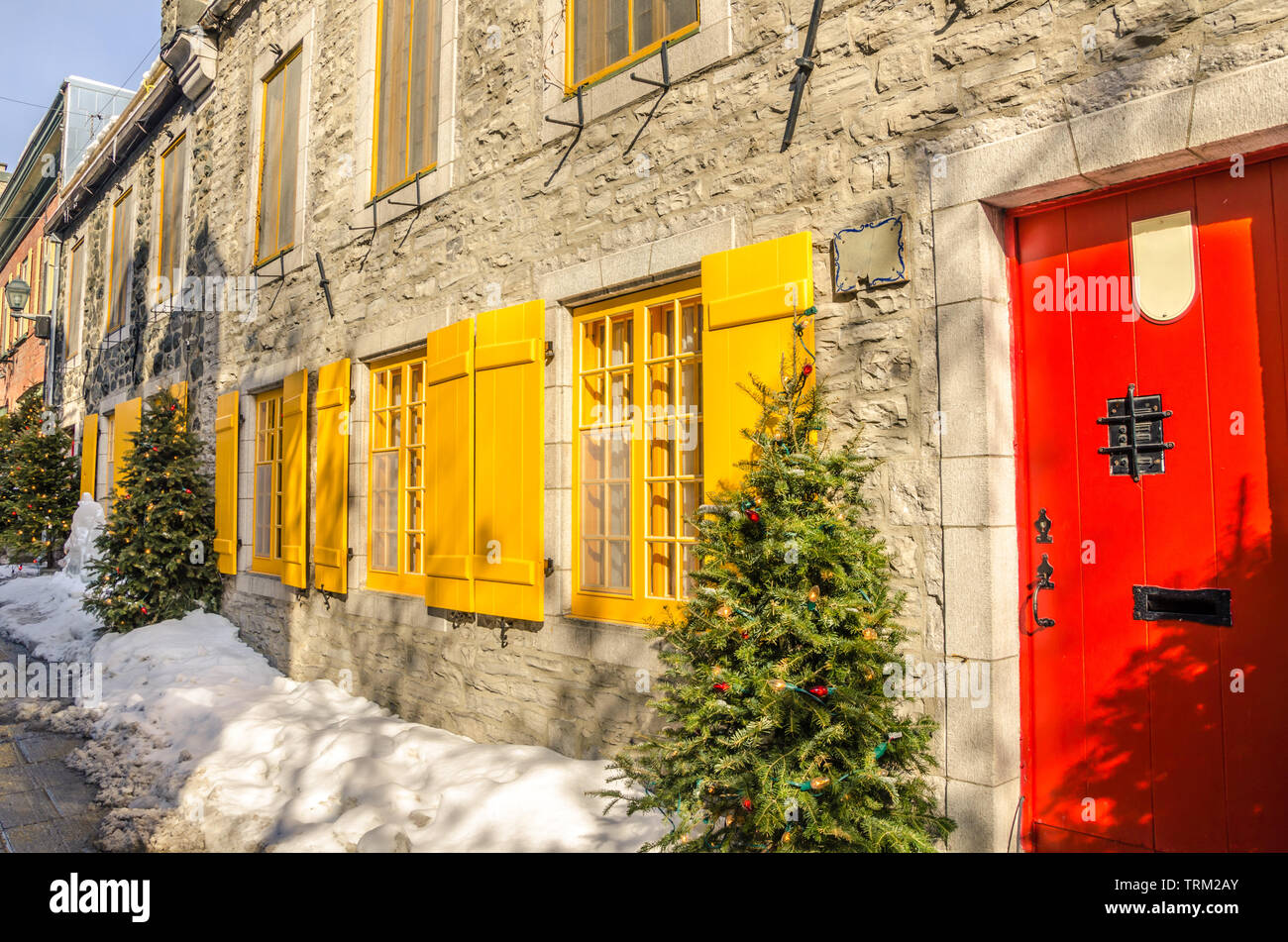 Yellow shutters hi-res stock photography and images - Alamy