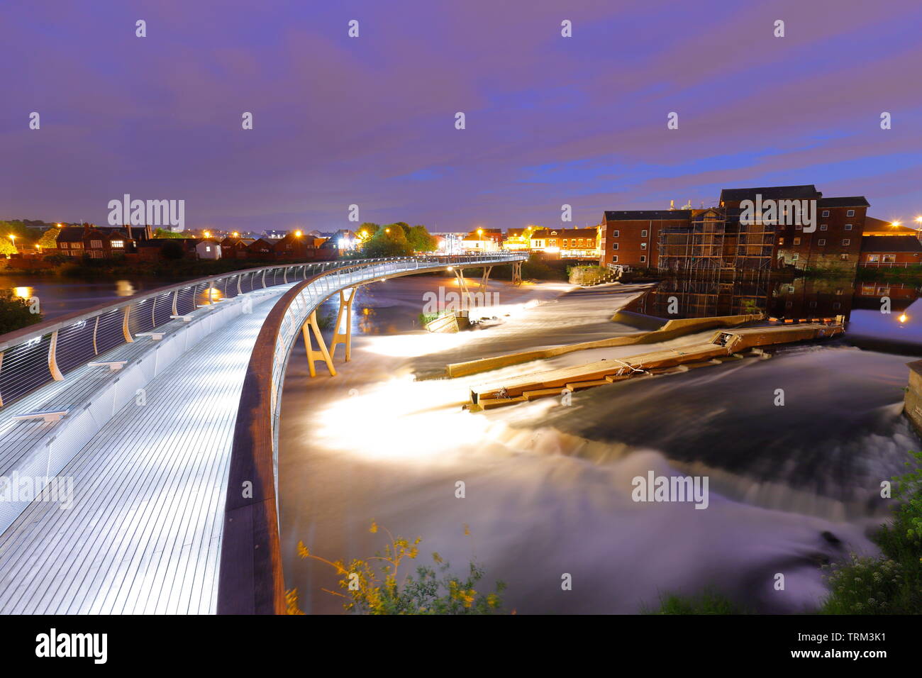 Castleford Bridge & Queens Mill along the River Aire Stock Photo - Alamy