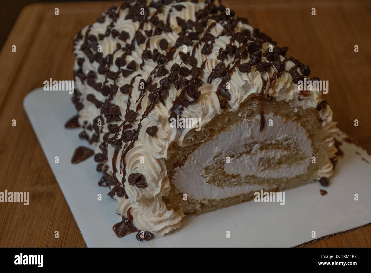 Creamy vanilla chocolate cake hi-res stock photography and images - Alamy