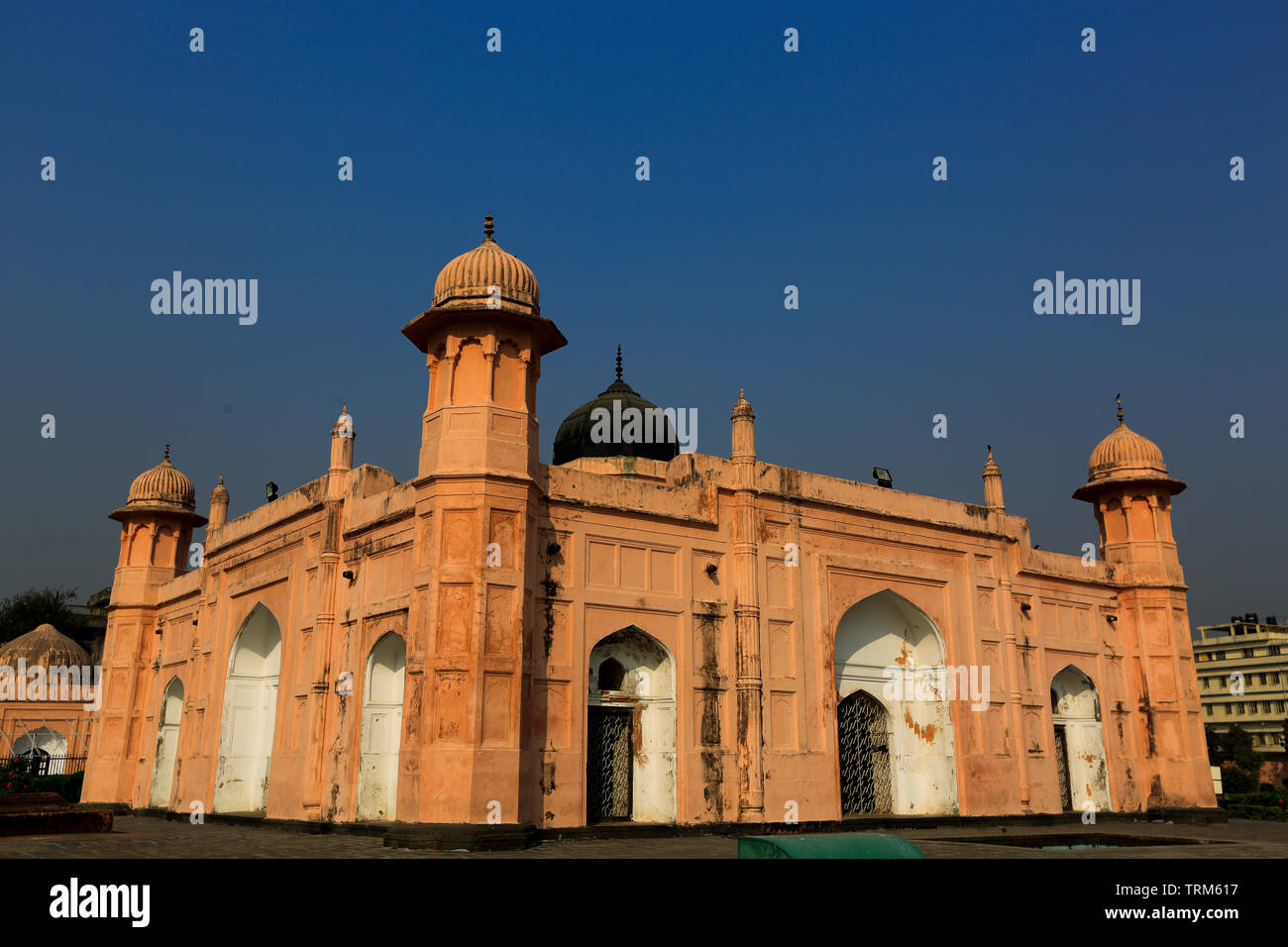 Pari Bibi Tomb inside the Lalbagh Fort in Old Dhaka, Bangladesh Stock ...