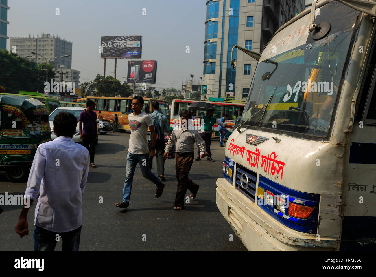 Pedestrians crossing the street with speeding vehicles in Dhaka ...