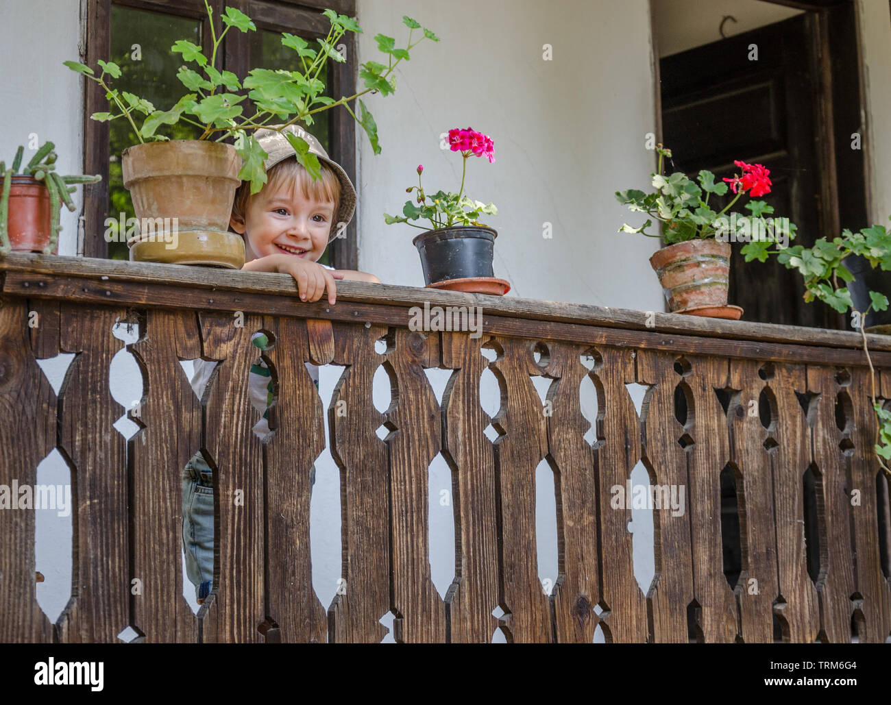 Smiles around the world hi-res stock photography and images - Alamy