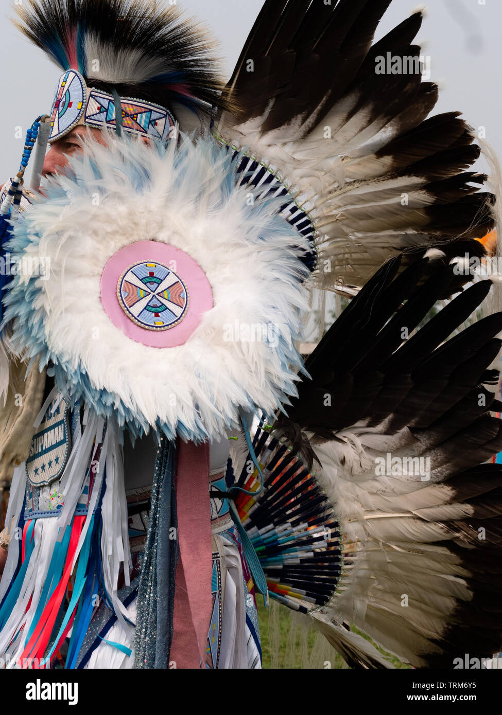 Eagle feather bustle hi-res stock photography and images - Alamy