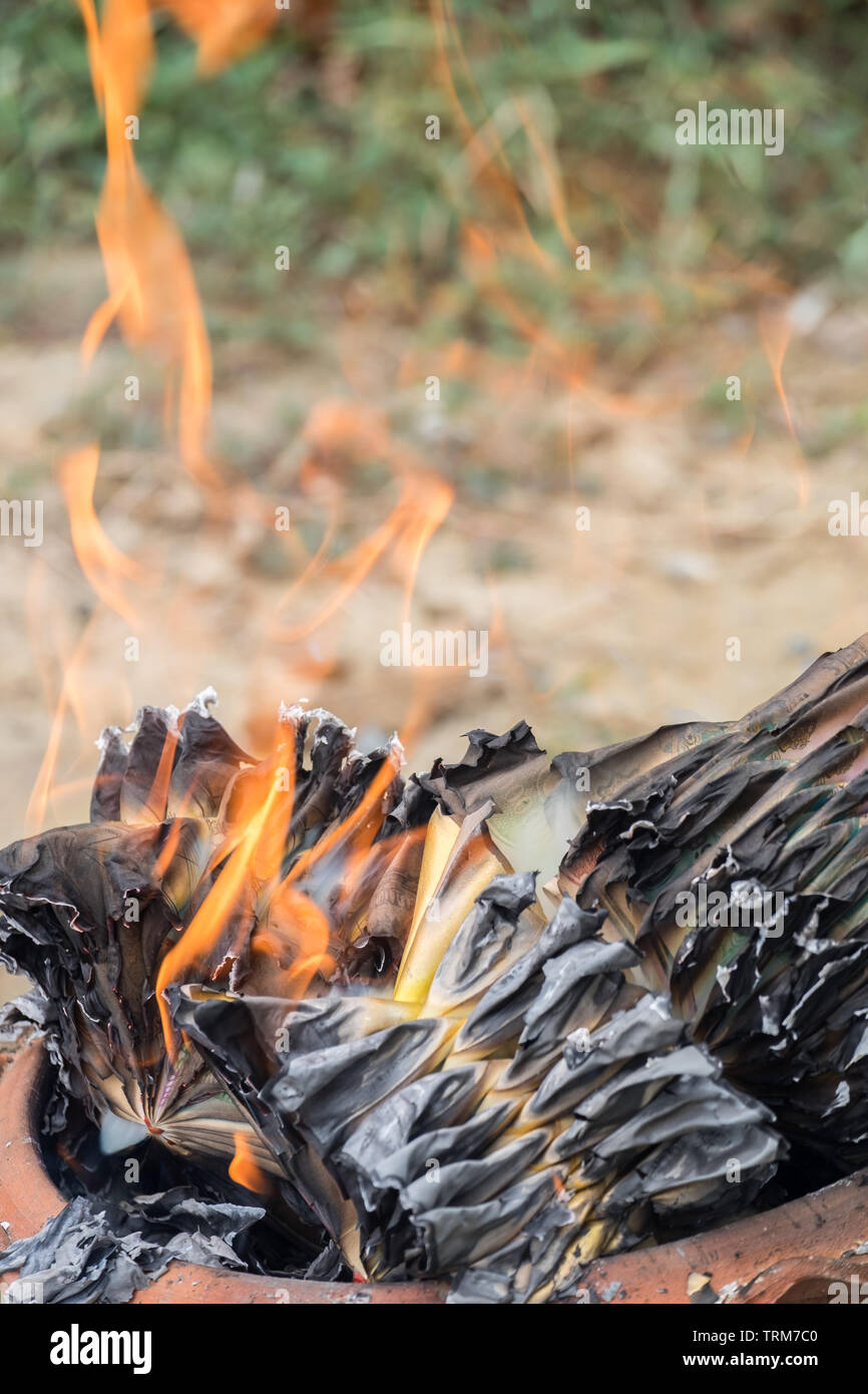 Chinese burning paper funeral hi-res stock photography and images - Alamy