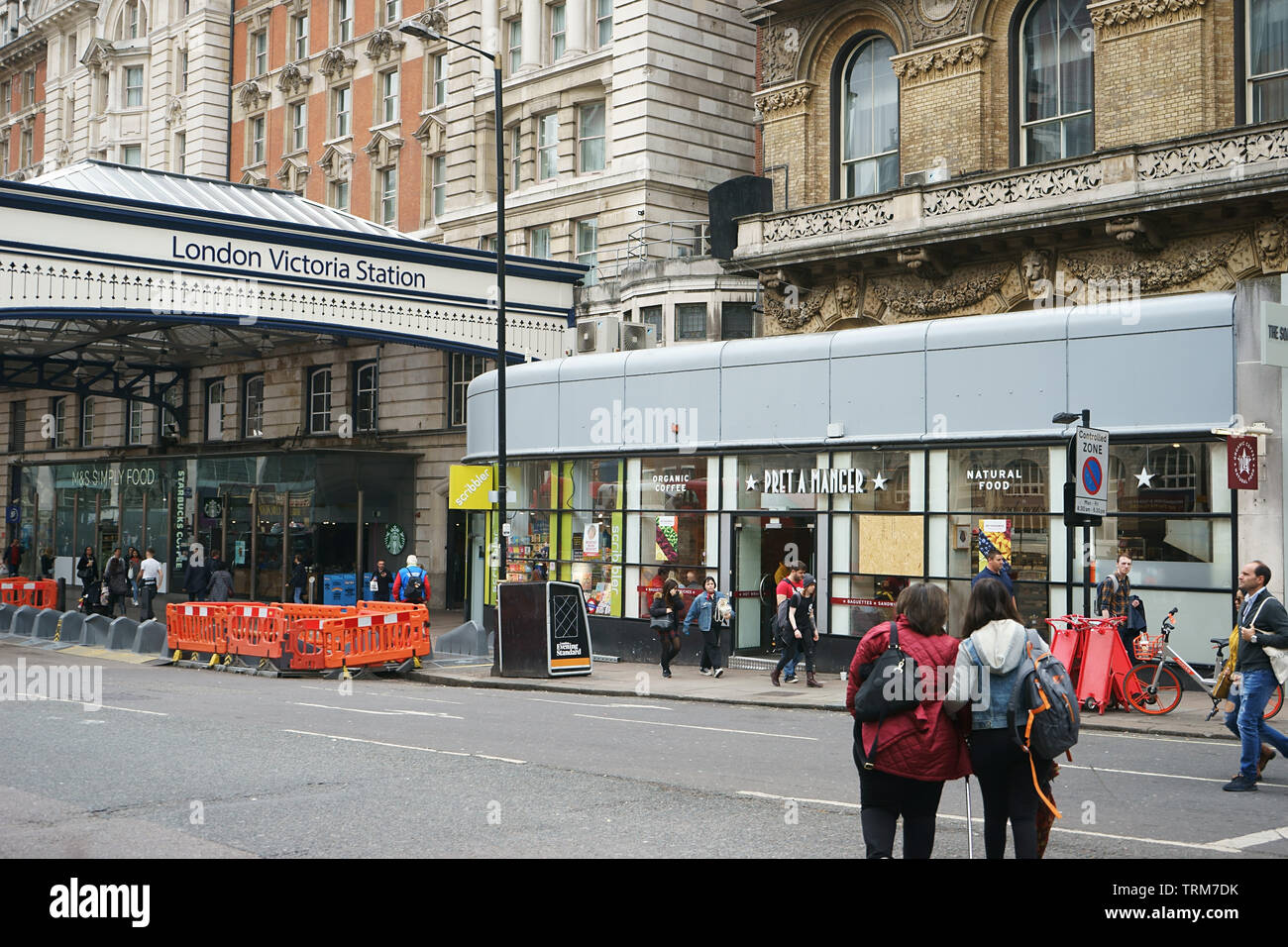 Victoria station restaurant hi-res stock photography and images - Alamy