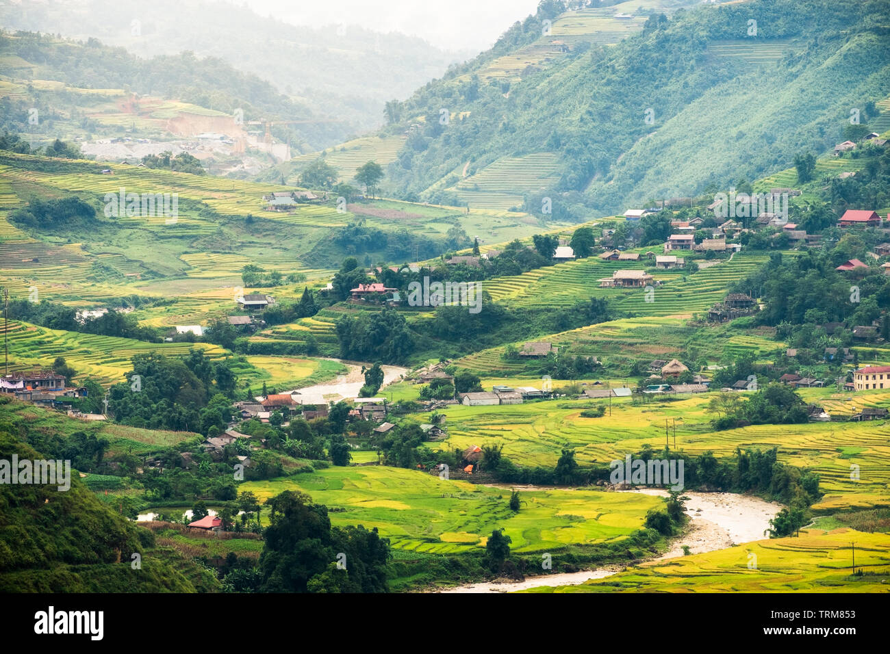 Viewpoint of Tavan village on rice field terraced with river at Sapa ...