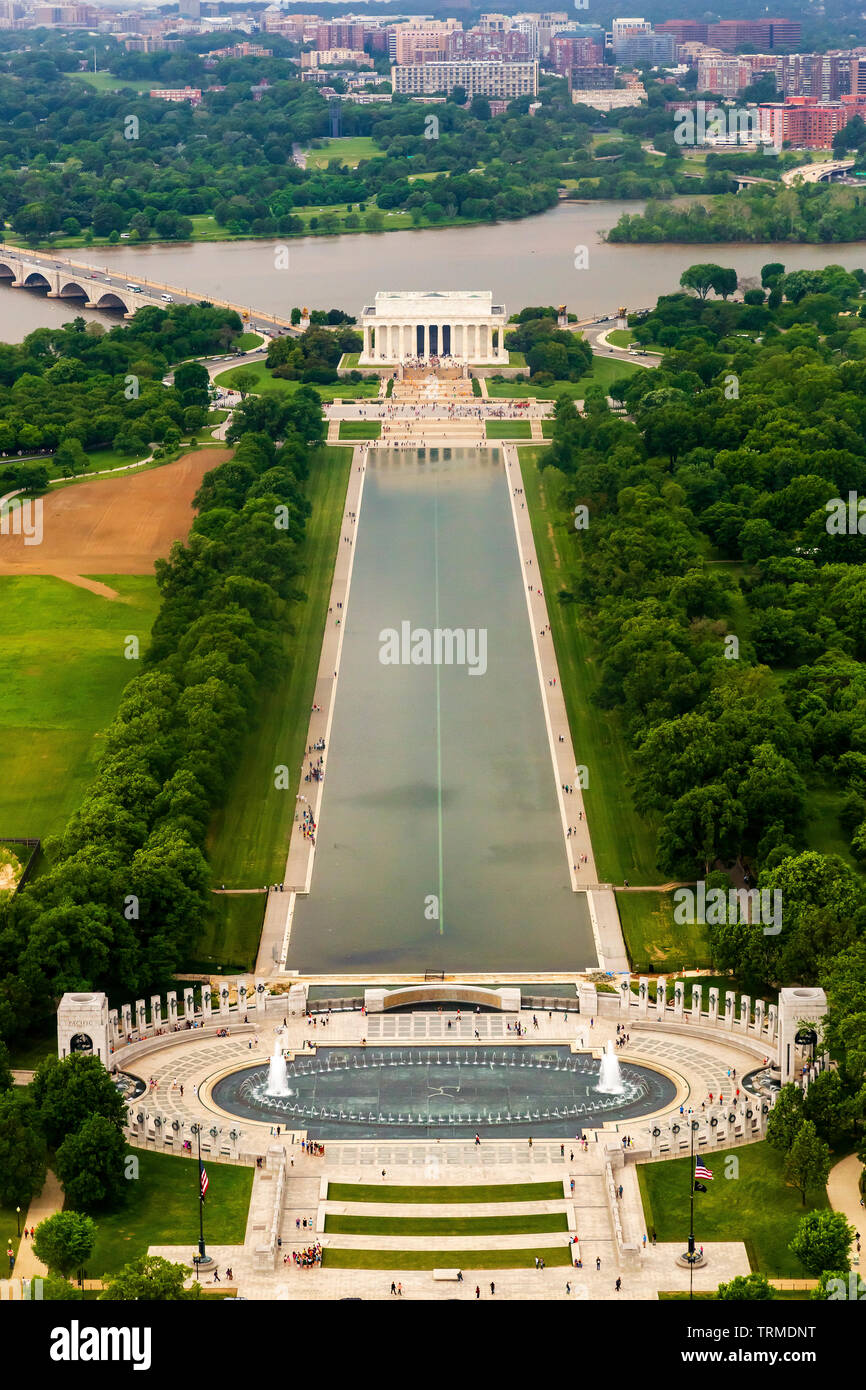 World War II Memorial, Reflecting Pool and Lincoln Memorial as seen ...