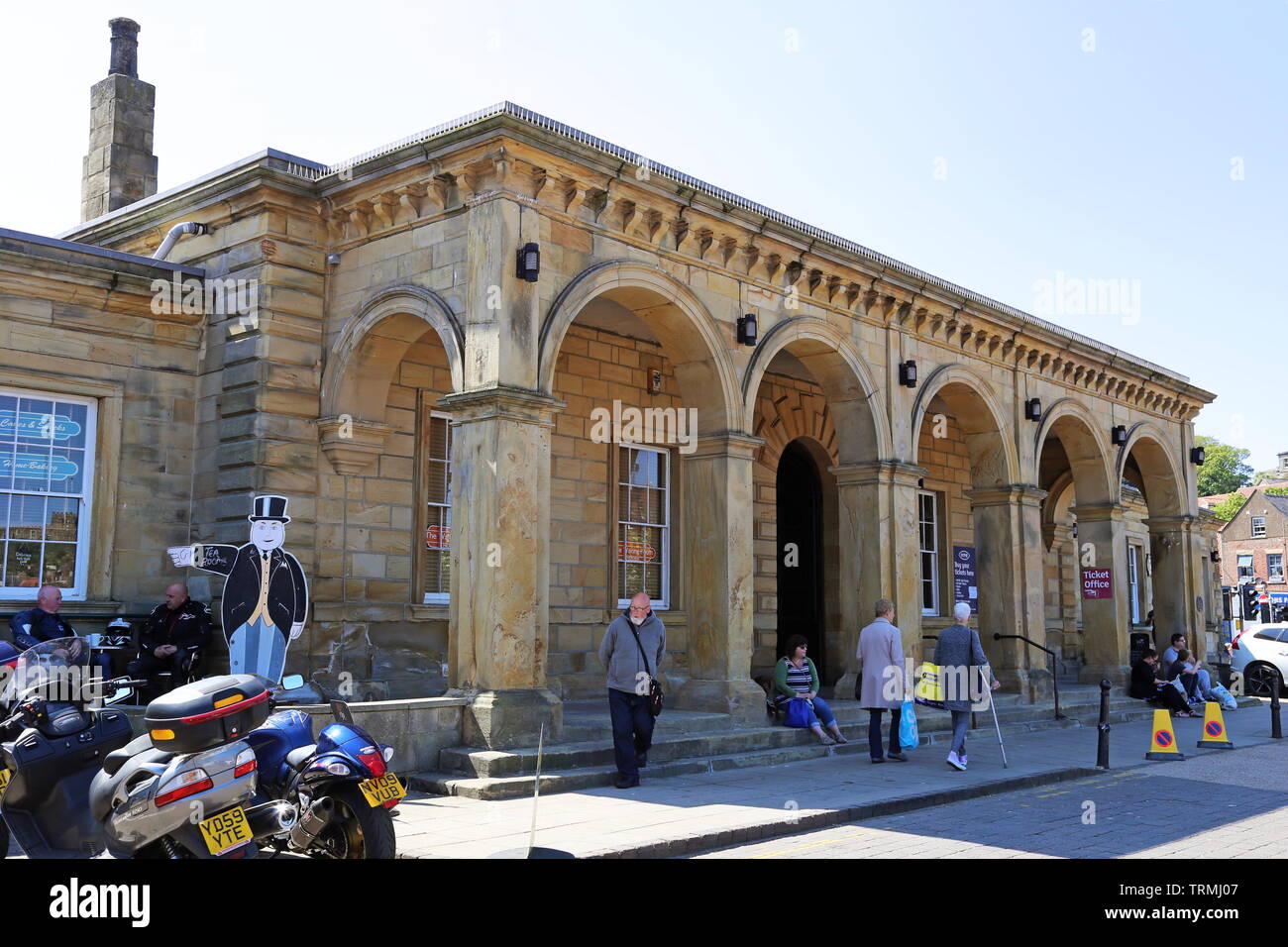 Whitby station hi-res stock photography and images - Alamy