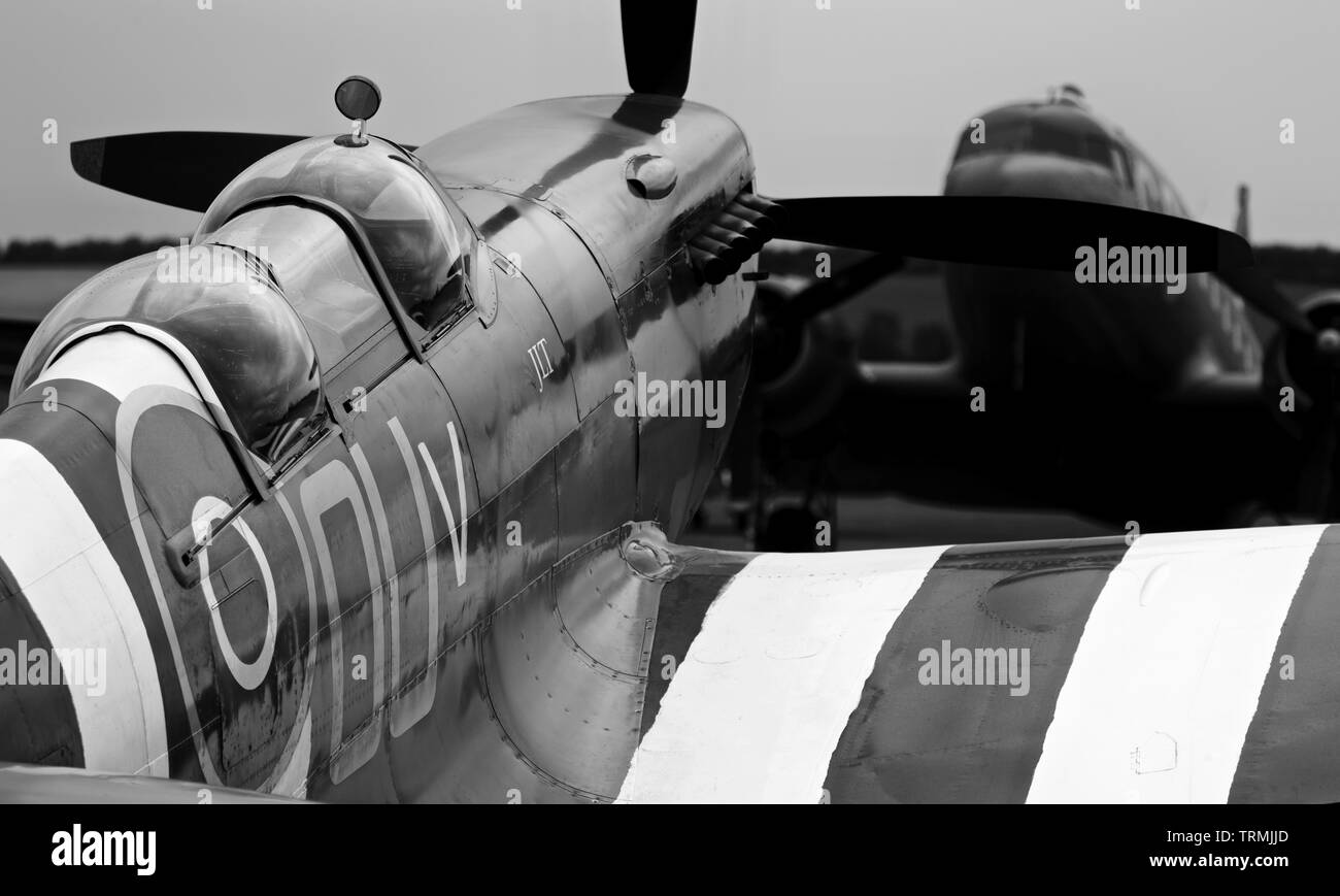 Supermarine Spitfire IX (G-LFIX)“The Grace Spitfire” at the Daks over ...