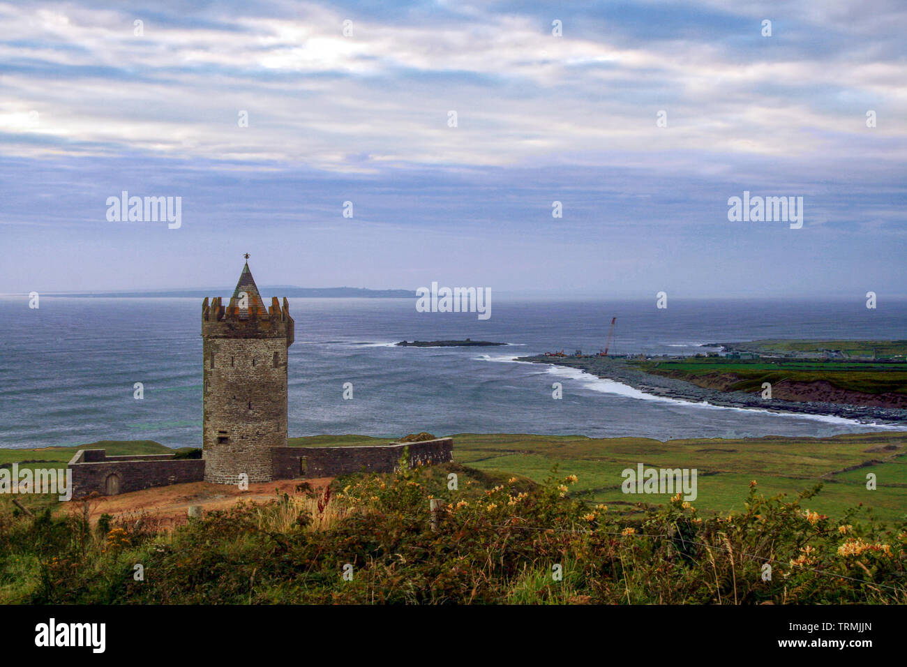 Amazing landscape of Doonagore castle and irish coastline at Doolin ...