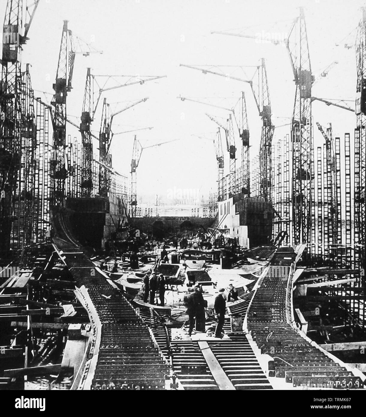 Construction of RMS Queen Elizabeth Stock Photo - Alamy
