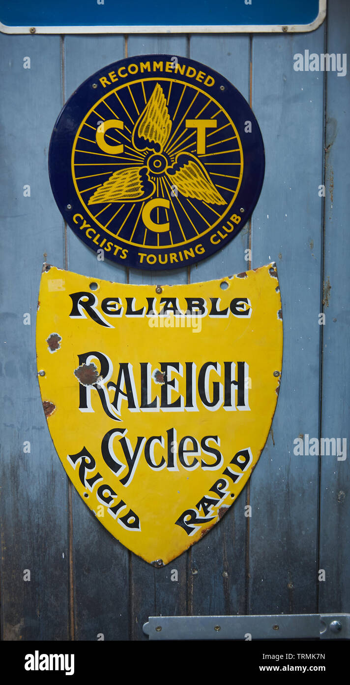 Enamel advertising singe hi-res stock photography and images - Alamy