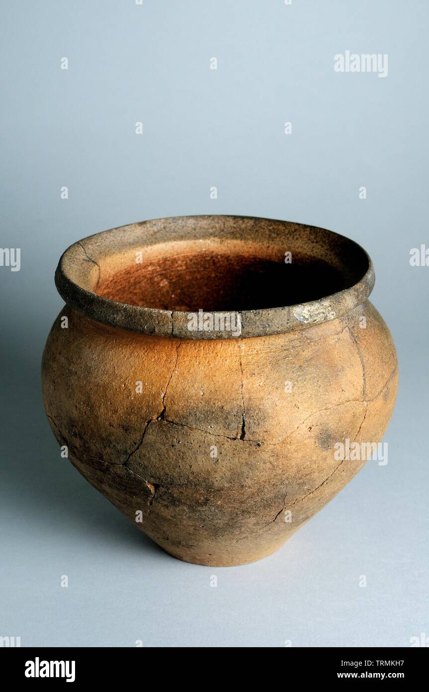 Ceramic pot. Height 13 cm diameter 11, 5 cm (2nd - 4th CE ) .- Roman ...