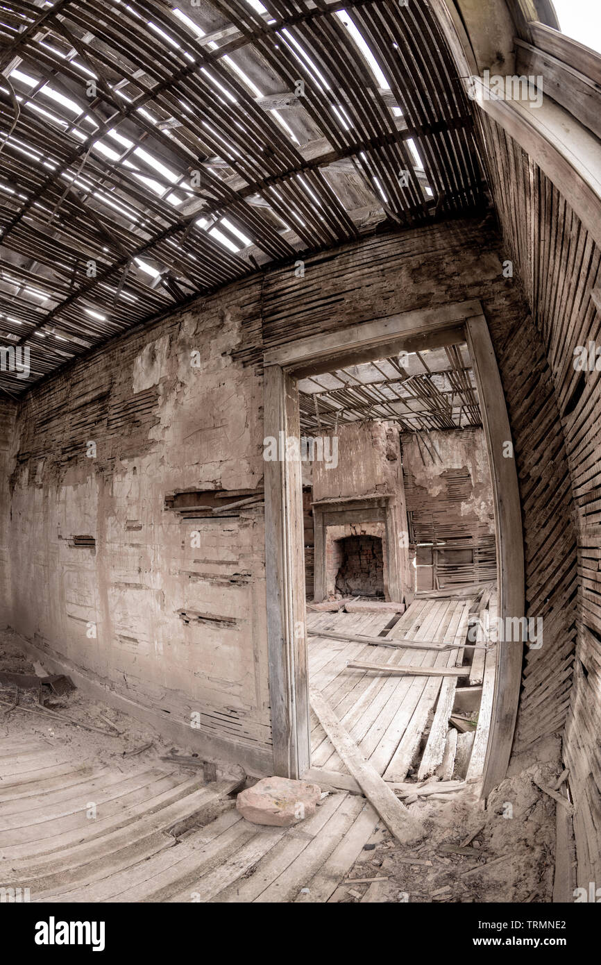 Crumbling building hi-res stock photography and images - Alamy