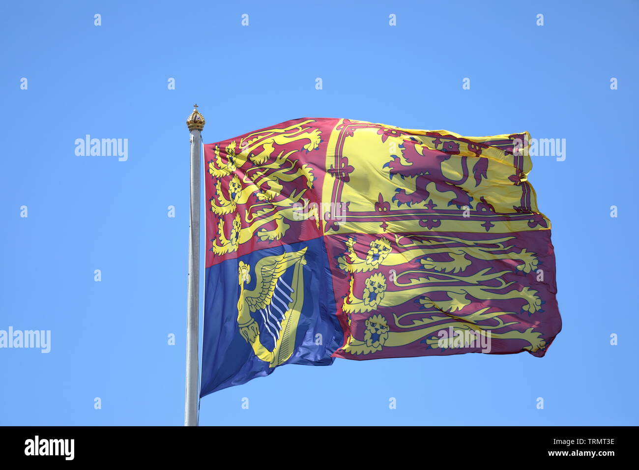Royal Standard of the United Kingdom at Buckingham Palace Stock Photo ...