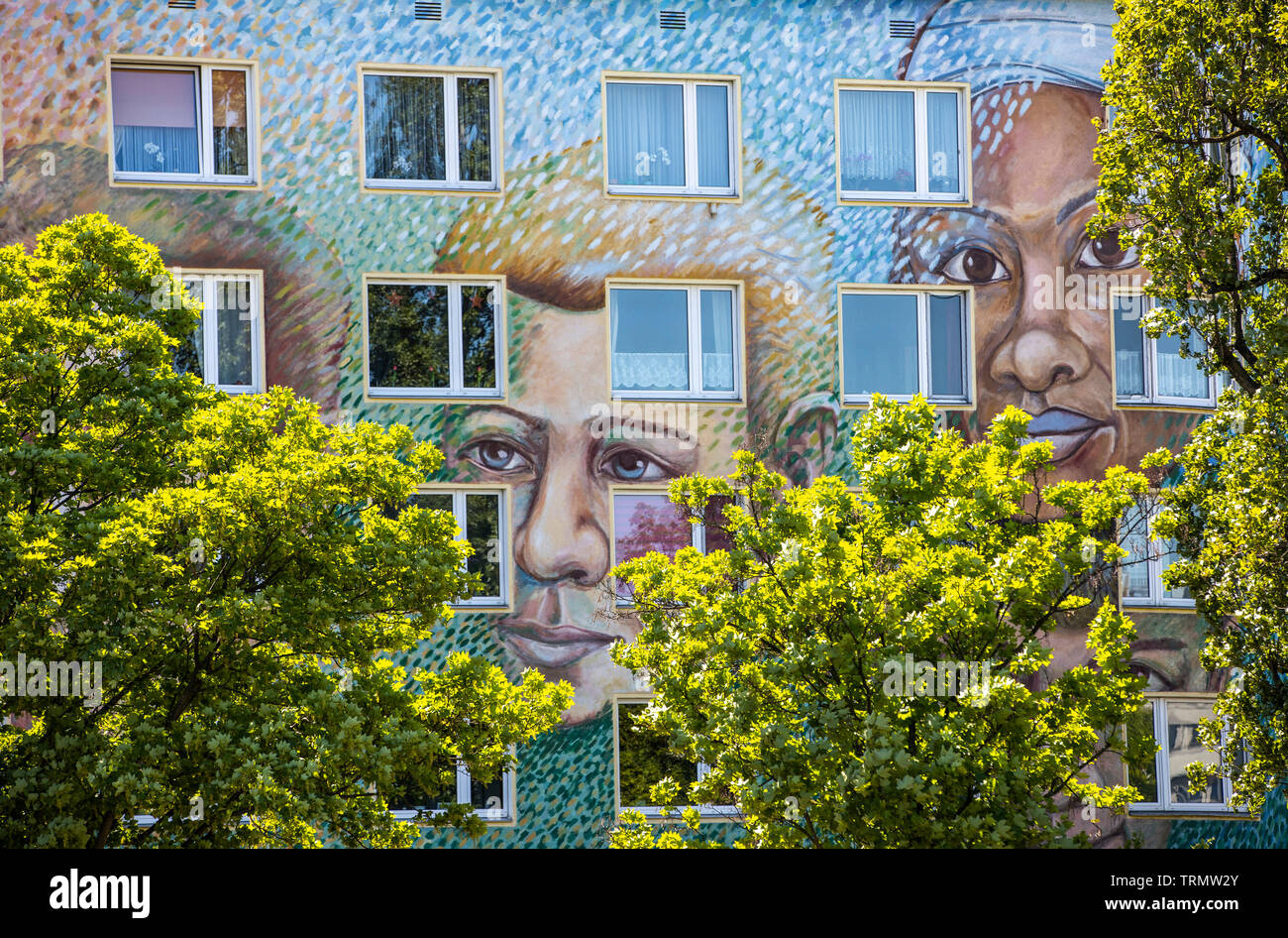 Big faces hi-res stock photography and images - Alamy
