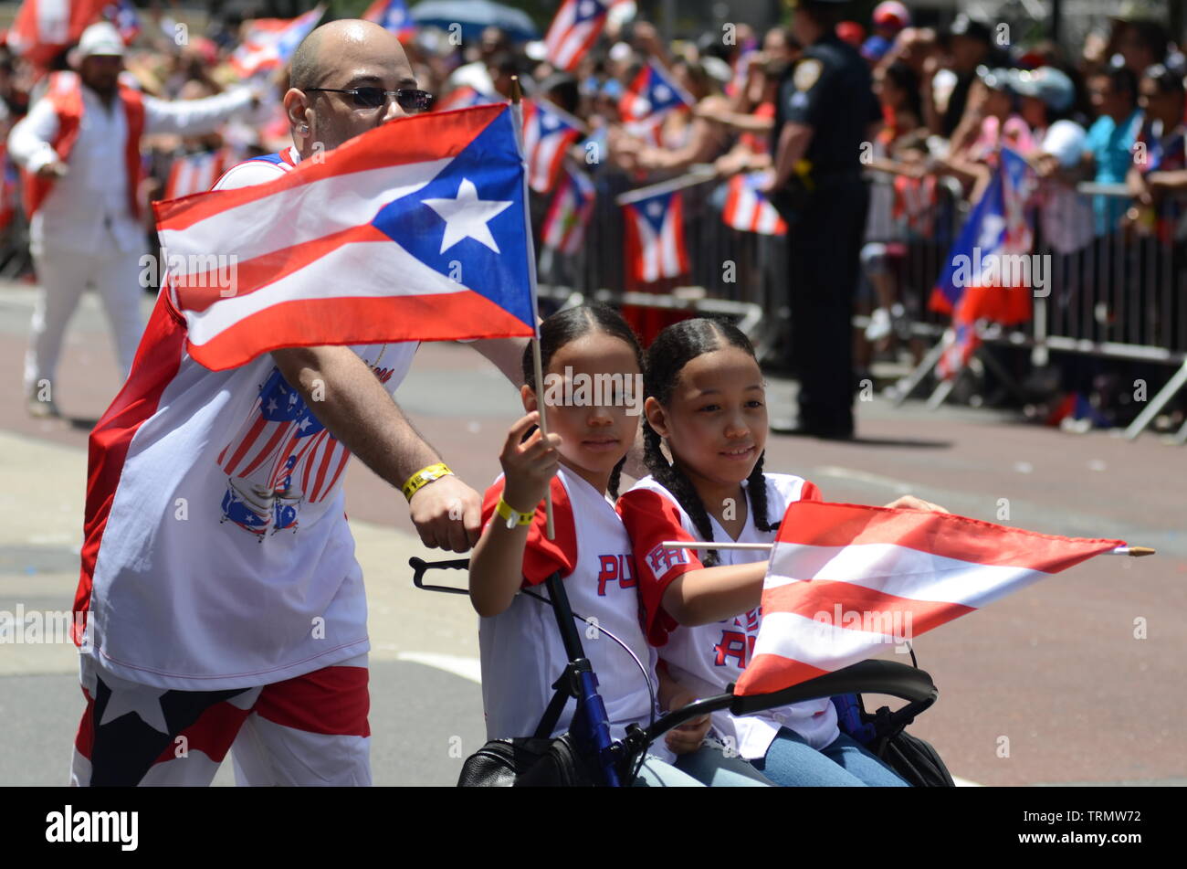 New York, NY: Thousands of people participated at the annual Puerto ...