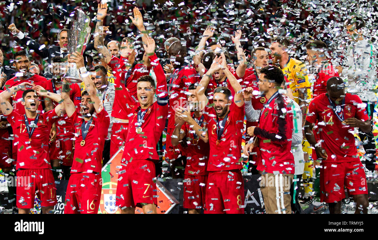 The players of Portugal celebrate the victory with the trophy Stock ...