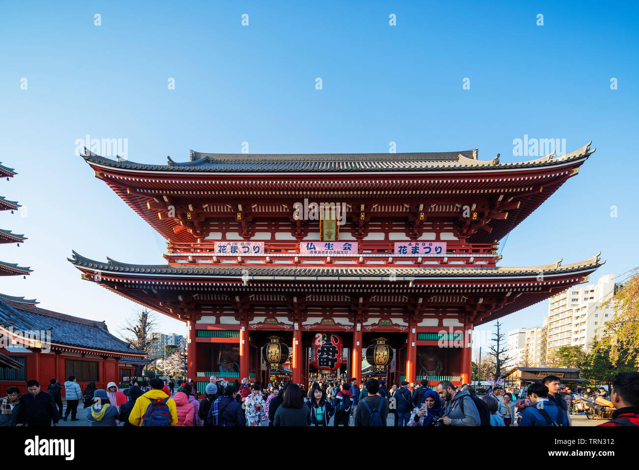 Japan tokyo asakusa sensoji temple hi-res stock photography and images ...