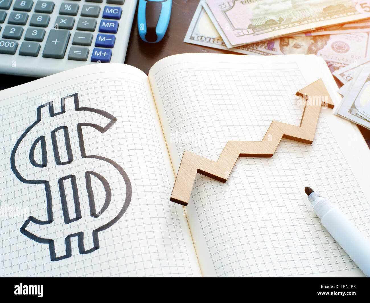 Investment arrow hi-res stock photography and images - Alamy