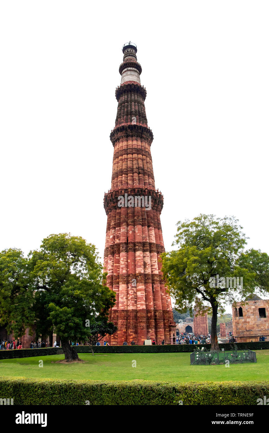 Qutub minar mosque, The worlds tallest free standing minaret in delhi ...