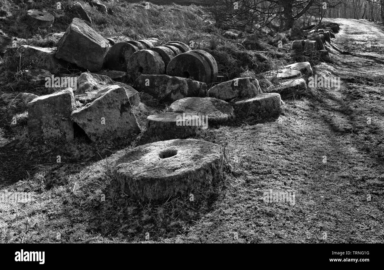 Stanage edge derbyshire peak district Black and White Stock Photos ...