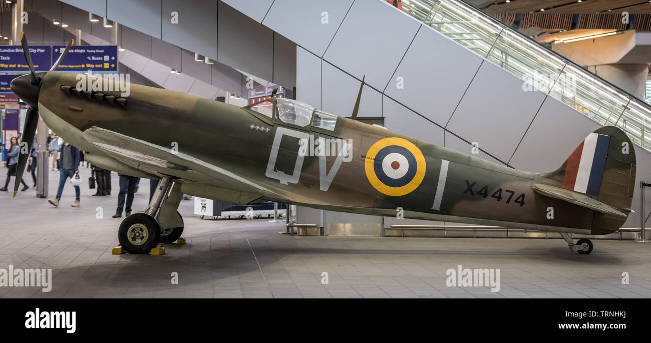 D day spitfire hi-res stock photography and images - Alamy