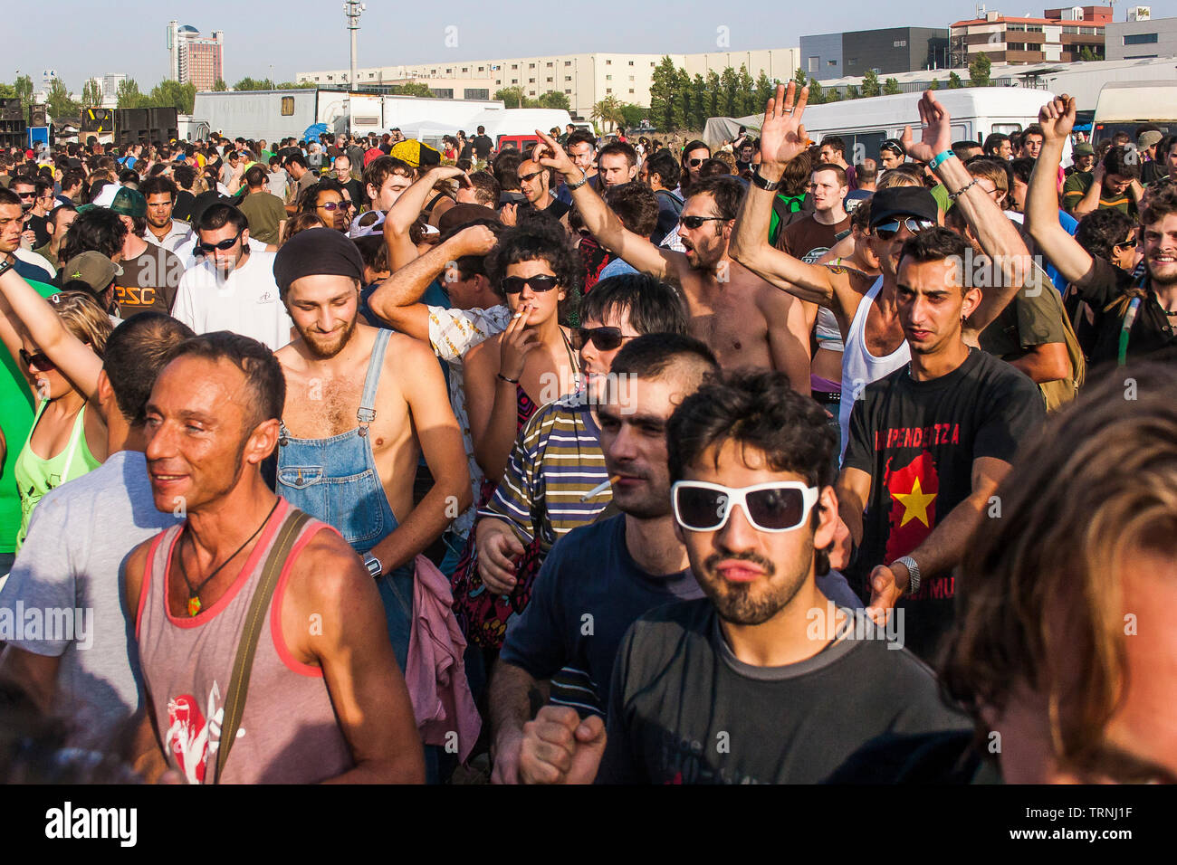 Rave girls hi-res stock photography and images - Alamy