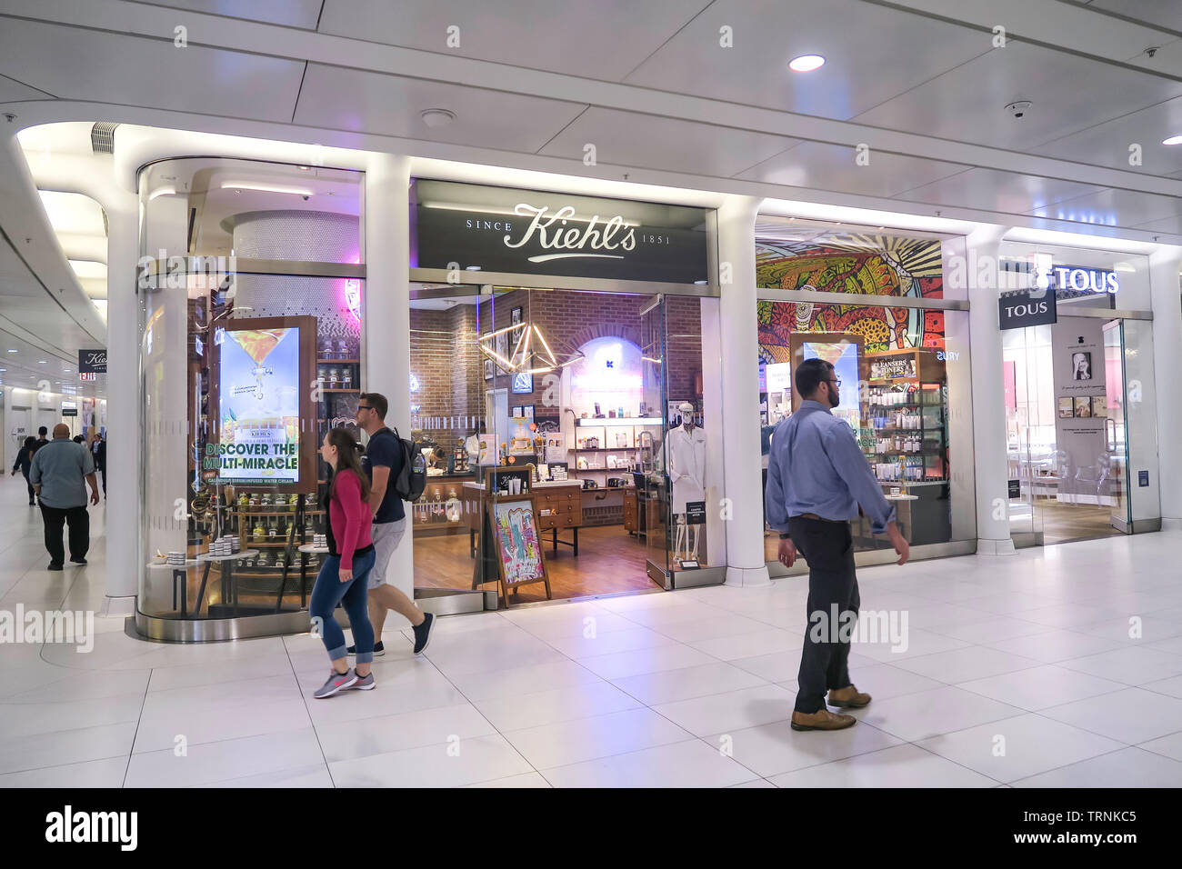 Inside mall storefront windows hi-res stock photography and images - Alamy
